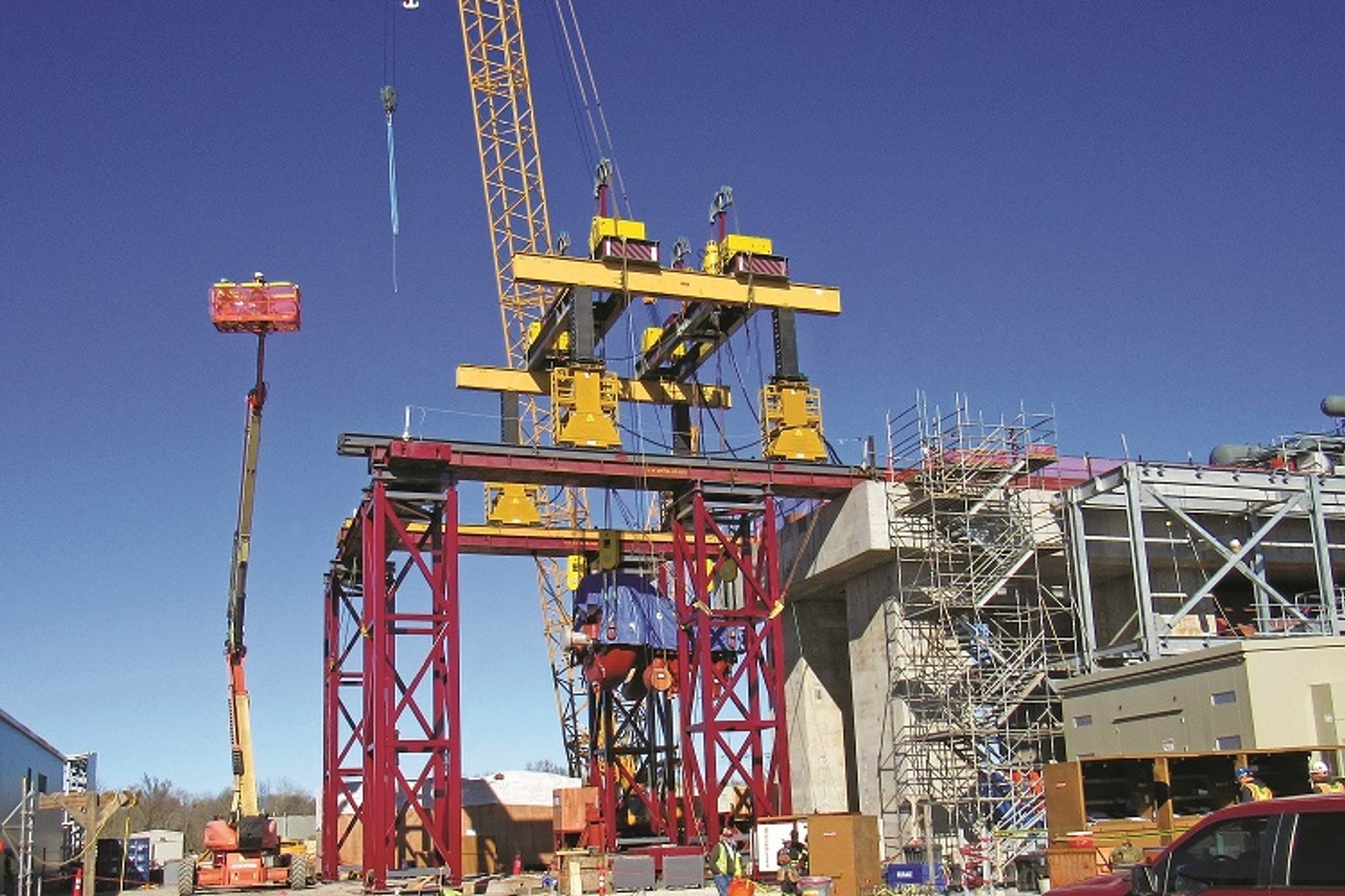 Tailing Over a Live Pipe Rack Emphasizes Complex Project